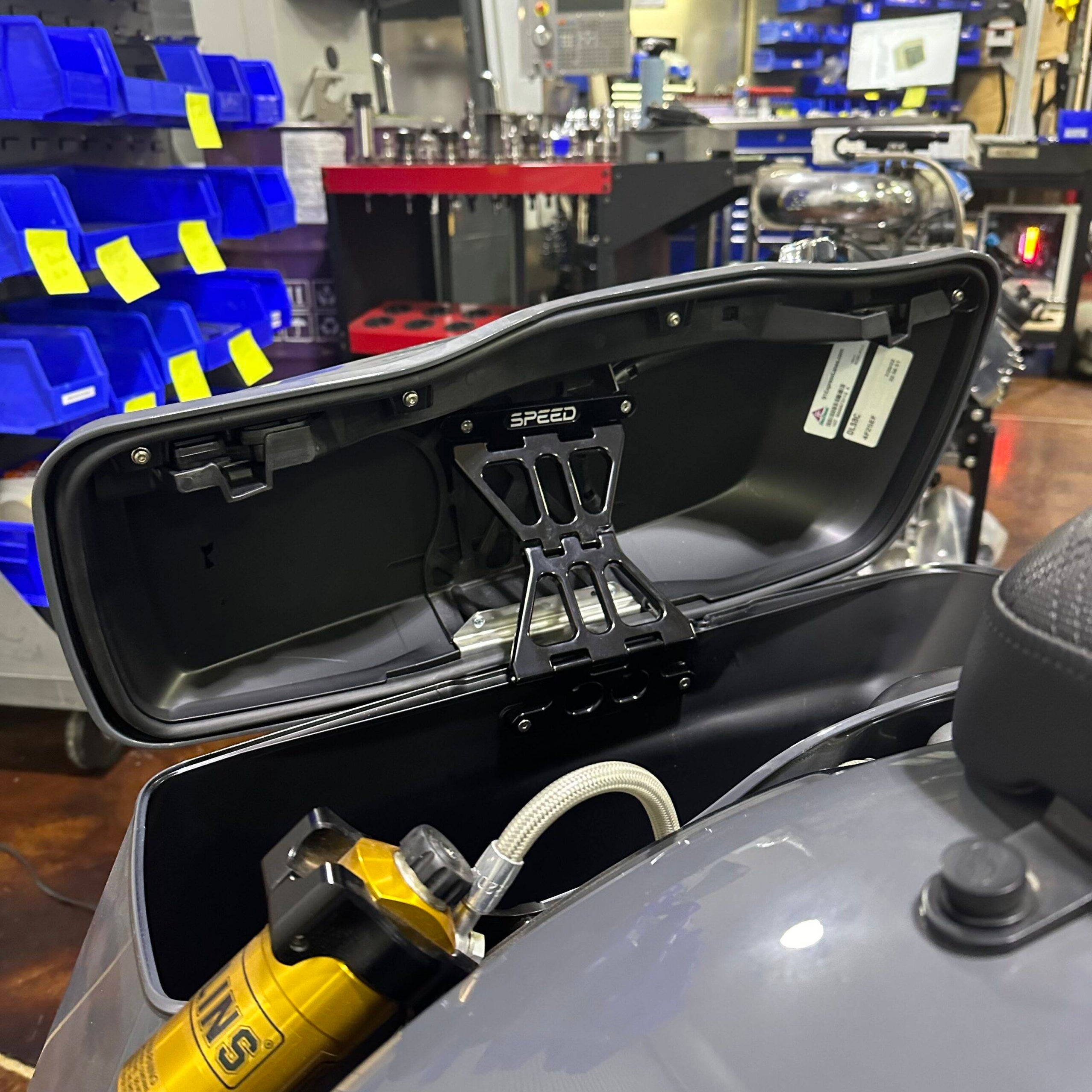 SPEED BY DESIGN No Drama Billet Lid Stoppers - Black - Touring '14-'25 ...